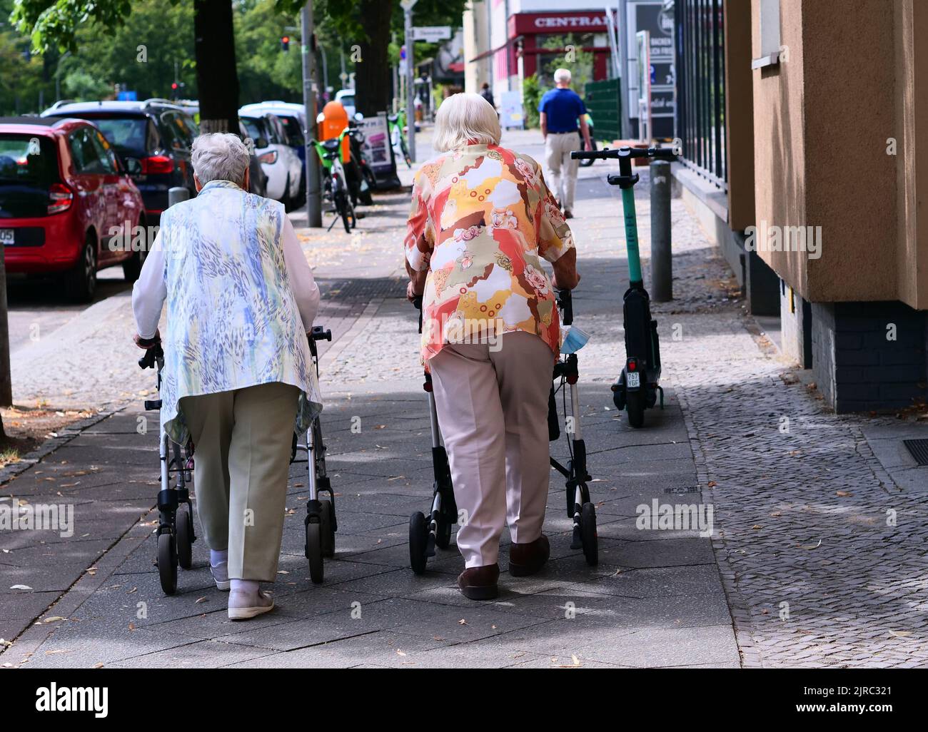 Berlin, Germany. 28th July, 2022. 28.07.2022, Berlin. Rescuers walk ...