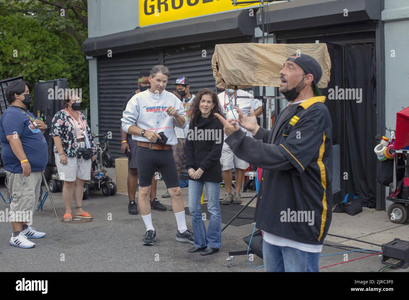 CLERKS III, right: director Kevin Smith, on set, 2022. ph: John Bayer ...