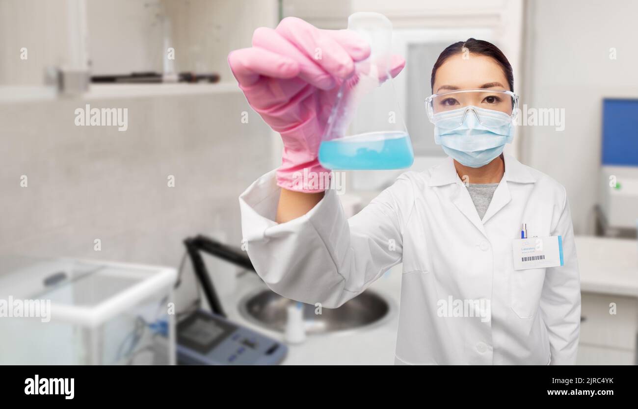Doctor woman flask test hi-res stock photography and images - Alamy