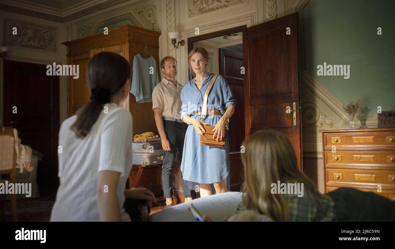 SPEAK NO EVIL, (aka GAESTERNE), back from left: Morten Burian, Sidsel ...