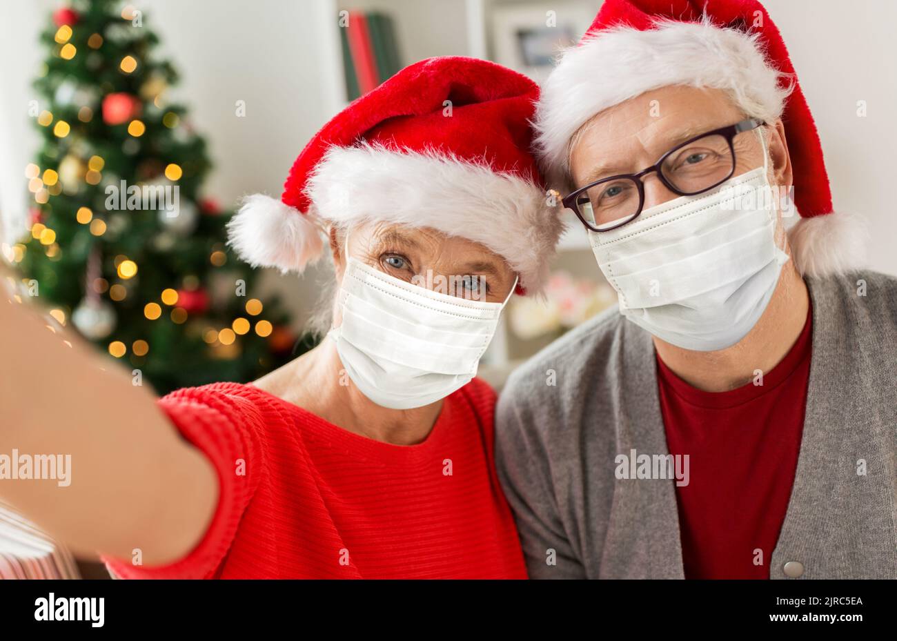 senior couple in masks taking christmas selfie Stock Photo - Alamy
