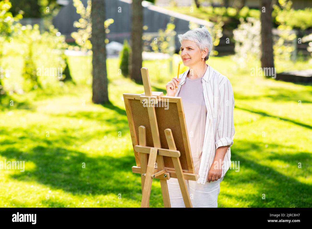 Old woman drawing hi-res stock photography and images - Alamy
