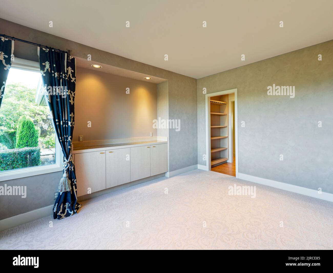 Modern residential empty living room interior Stock Photo - Alamy