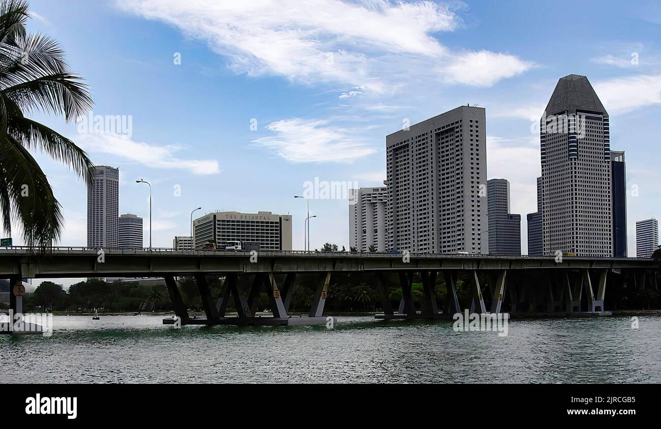 Singapore skyline, Benjamin Henry Sheares Bridge Stock Photo - Alamy