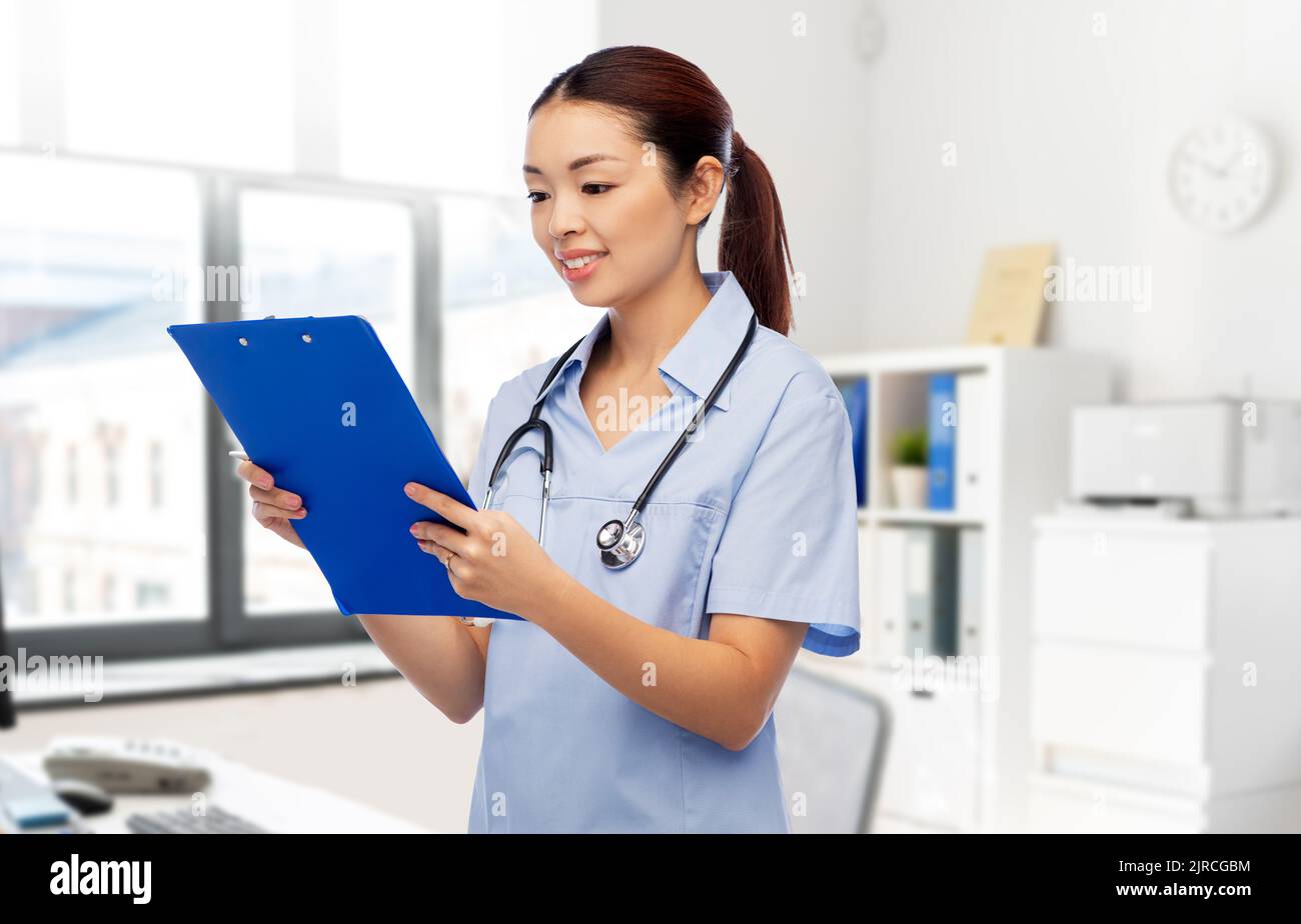 asian female doctor with clipboard at hospital Stock Photo - Alamy