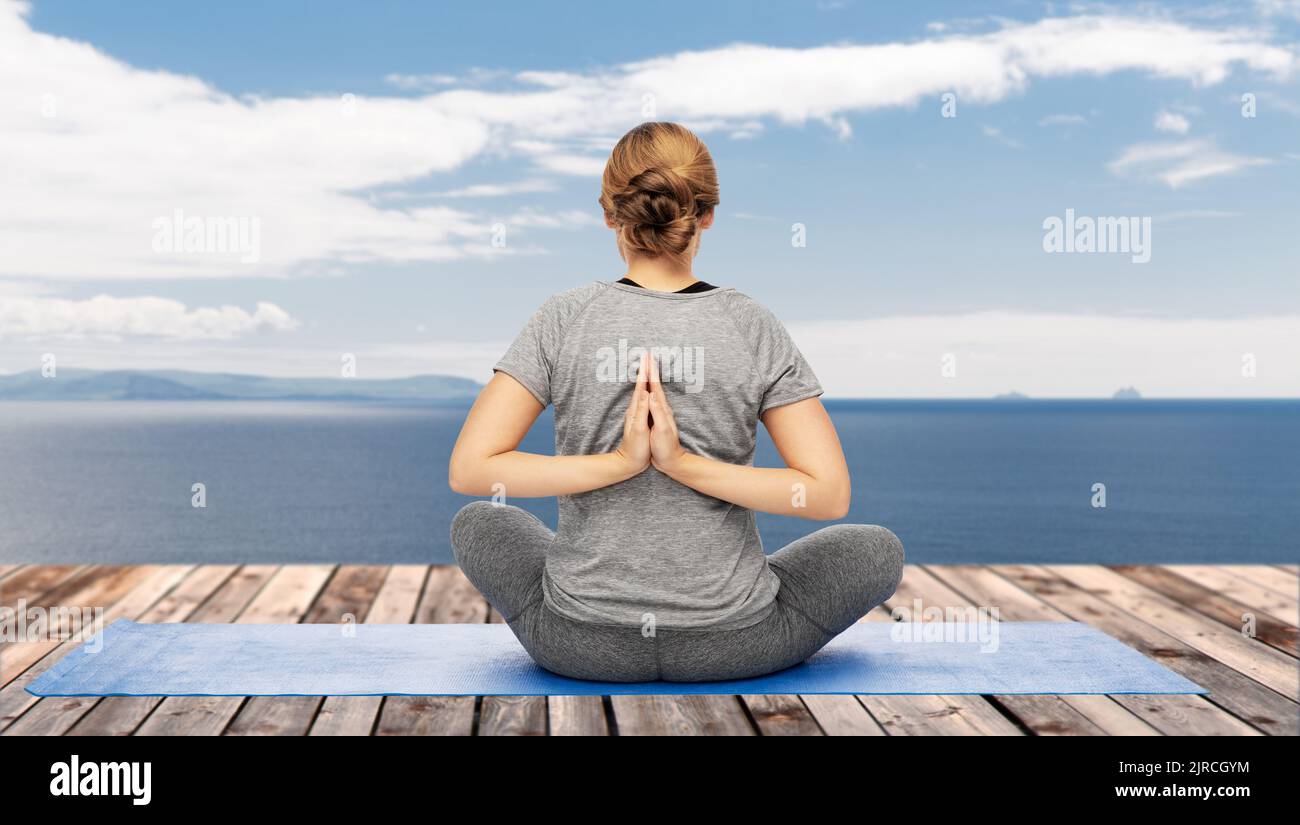Yoga by the ocean hi-res stock photography and images - Alamy