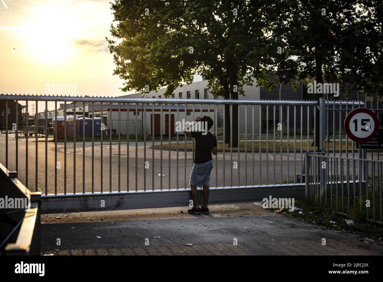 2022-08-23 19:36:09 TER APEL - An asylum seeker stands in front of the ...