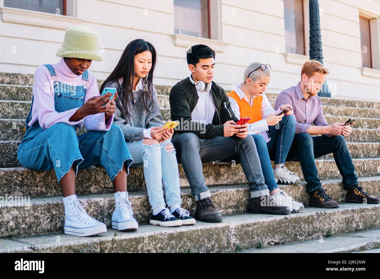 Gen z on phone group hi-res stock photography and images - Alamy