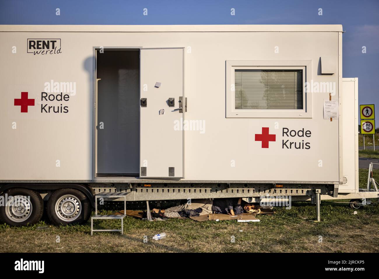 2022-08-23 18:58:32 TER APEL - An asylum seeker sleeps under the ...