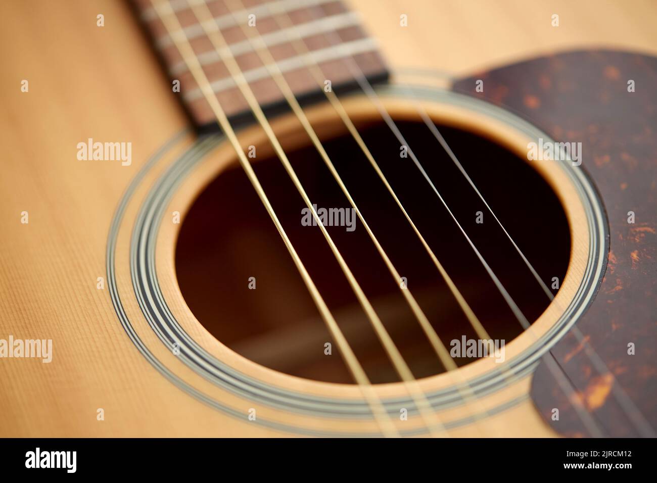 6 string acoustic guitar hi-res stock photography and images - Alamy