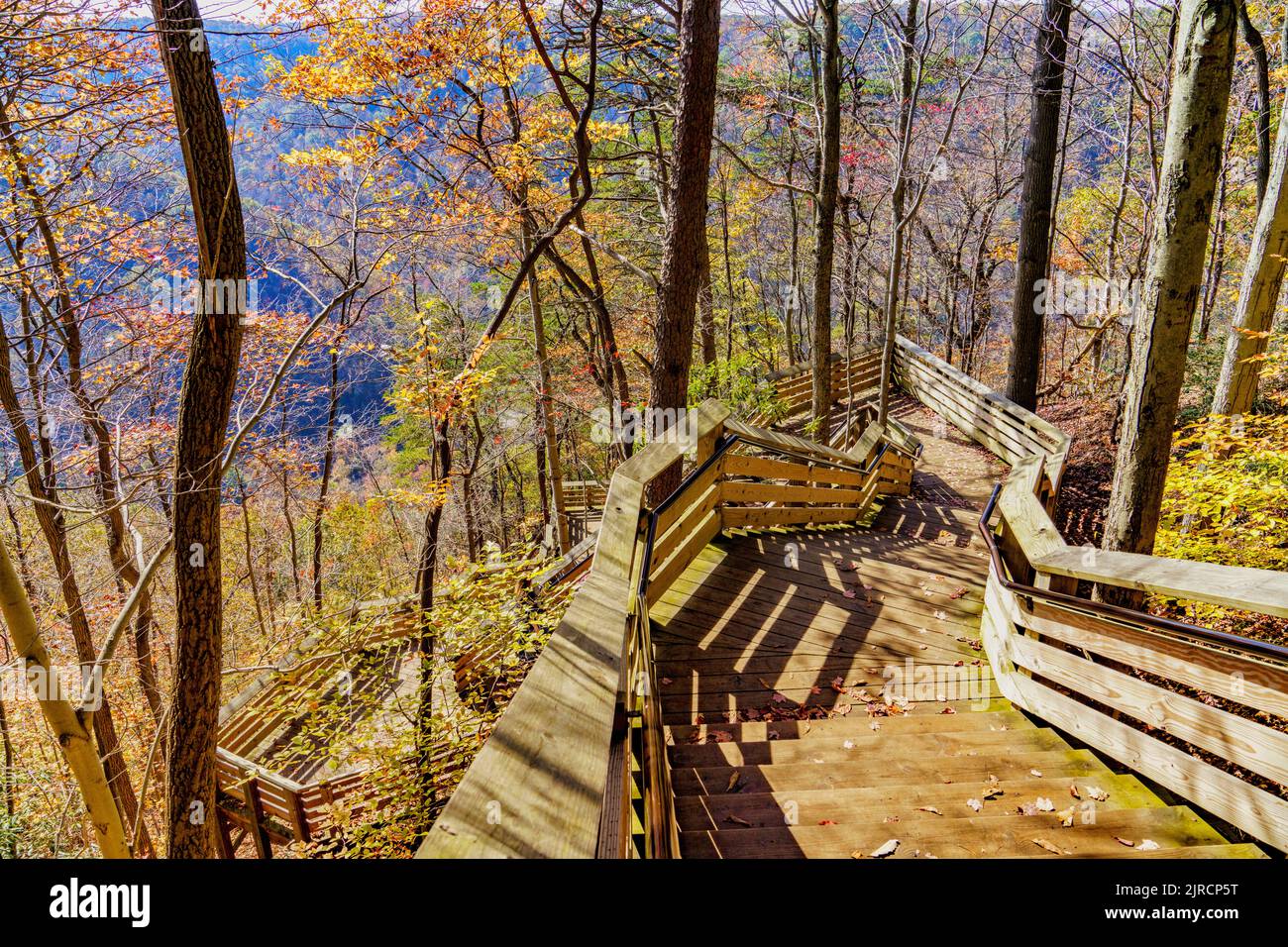 The wooden walkway leading down to overlooks by the Canyon Rim Visitor ...