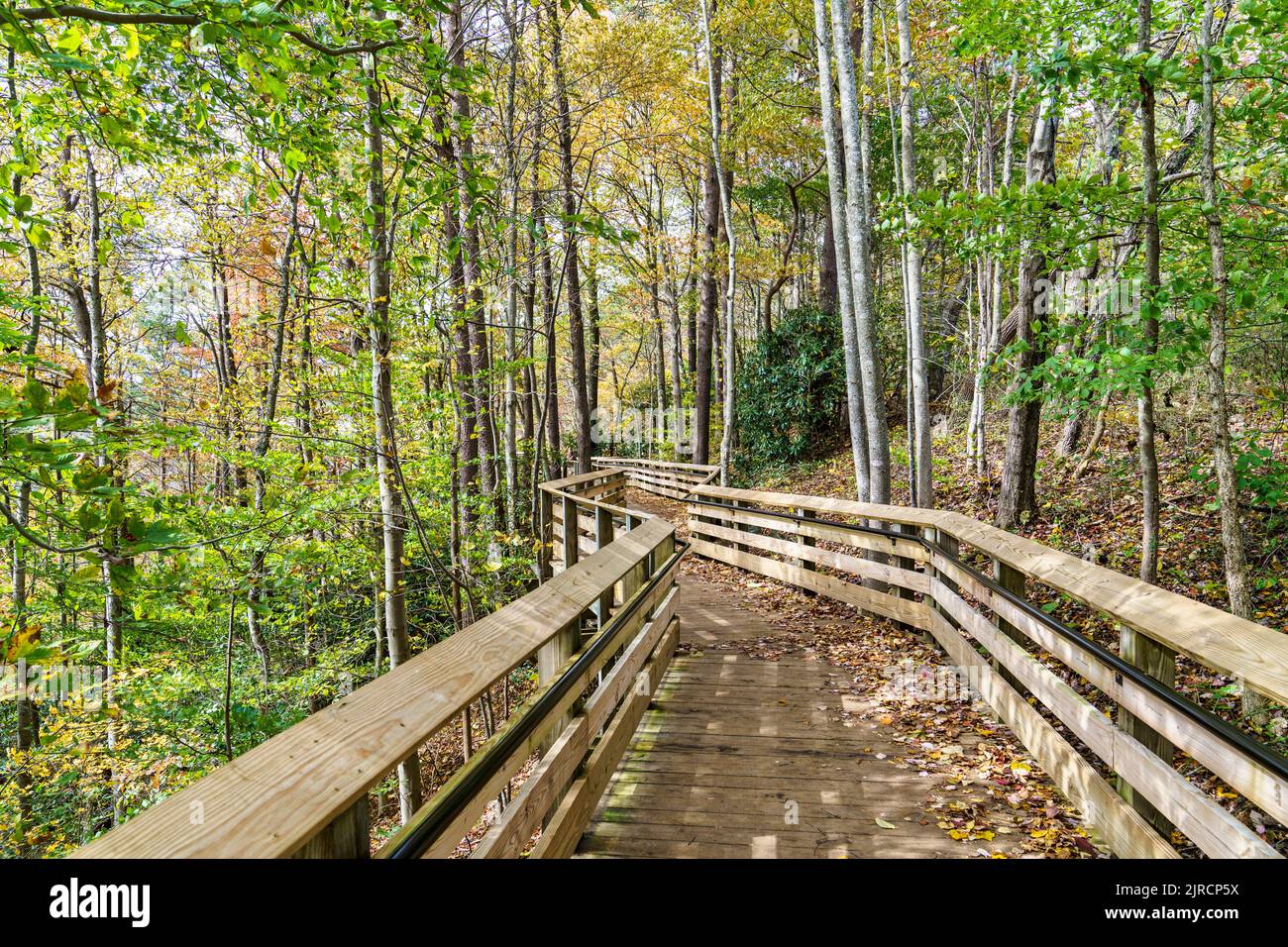 The wooden walkway leading down to overlooks by the Canyon Rim Visitor ...
