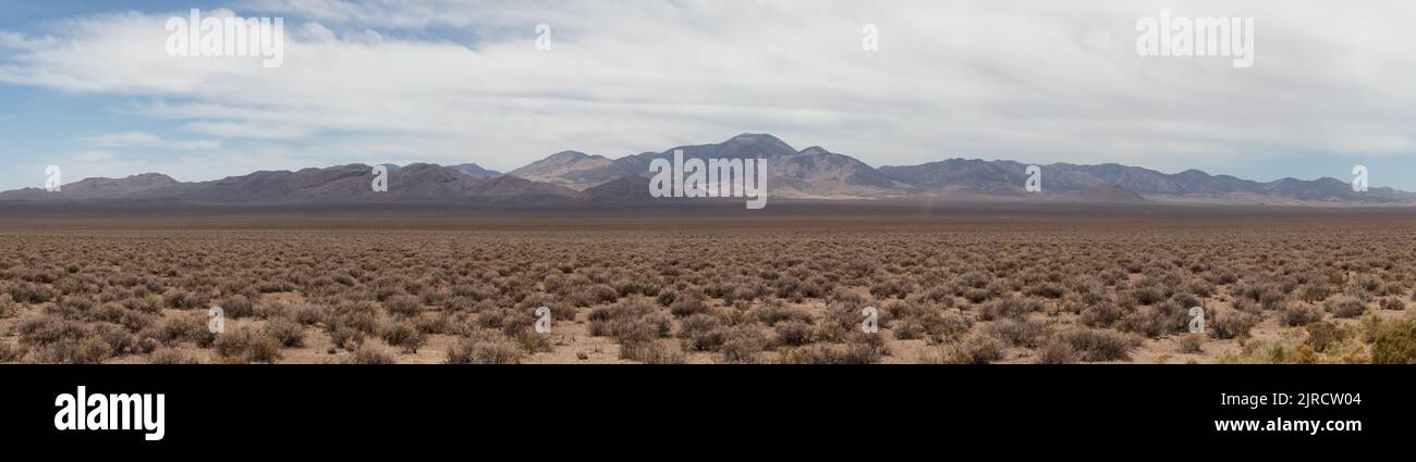 Desert with cloudy sky hi-res stock photography and images - Alamy
