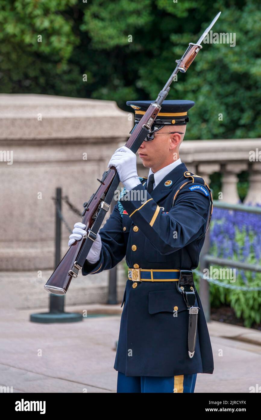 An Honor Guard presents arms at the Tomb of the Unknown Soldier in ...