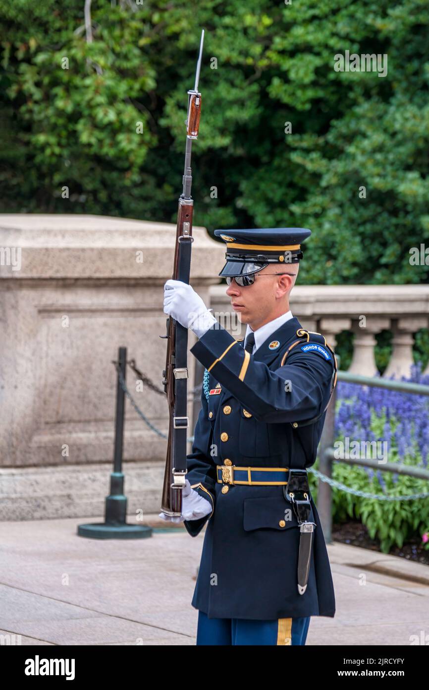 An Honor Guard presents arms at the Tomb of the Unknown Soldier in ...