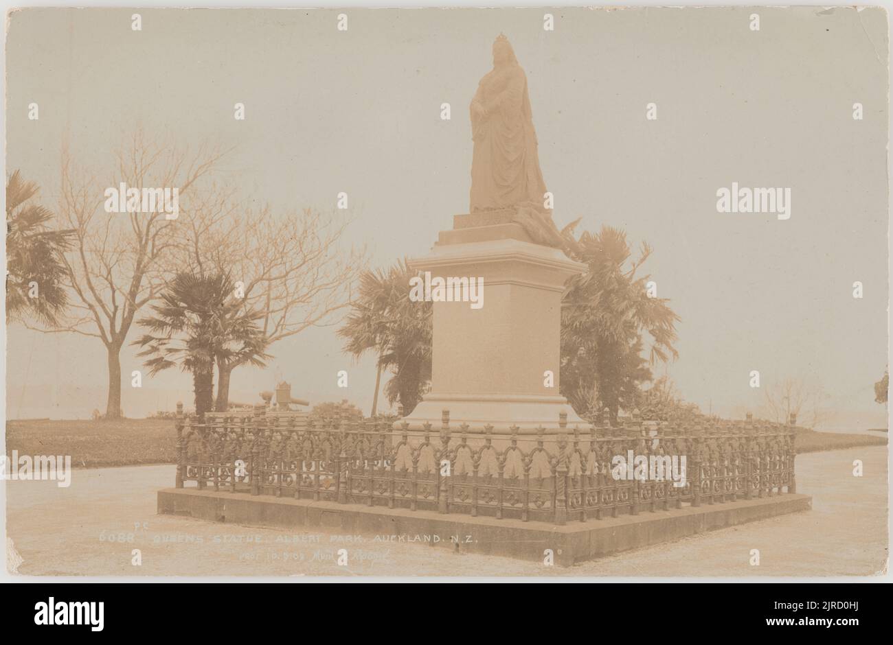 Queen's Statue, Albert Park, Auckland, New Zealand, 1909, Auckland, by ...