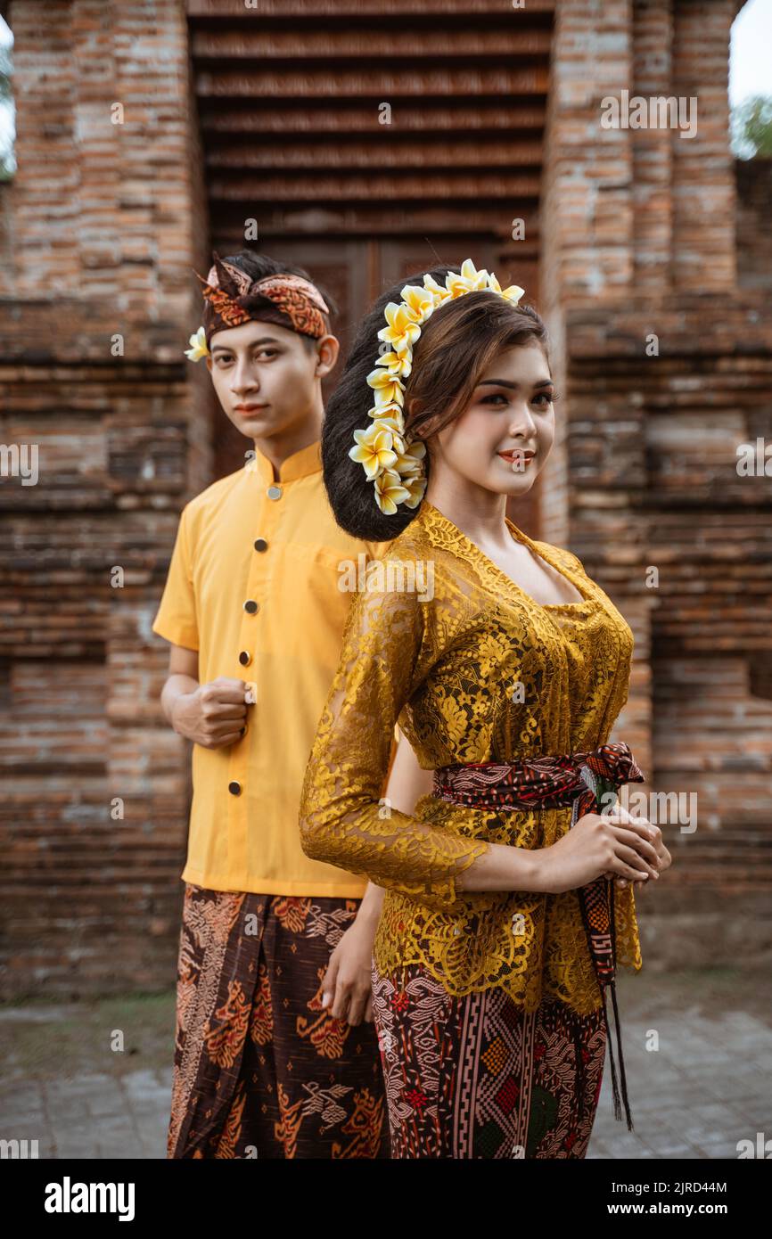 beautiful balinese couple portrait in front of the pura gate Stock ...