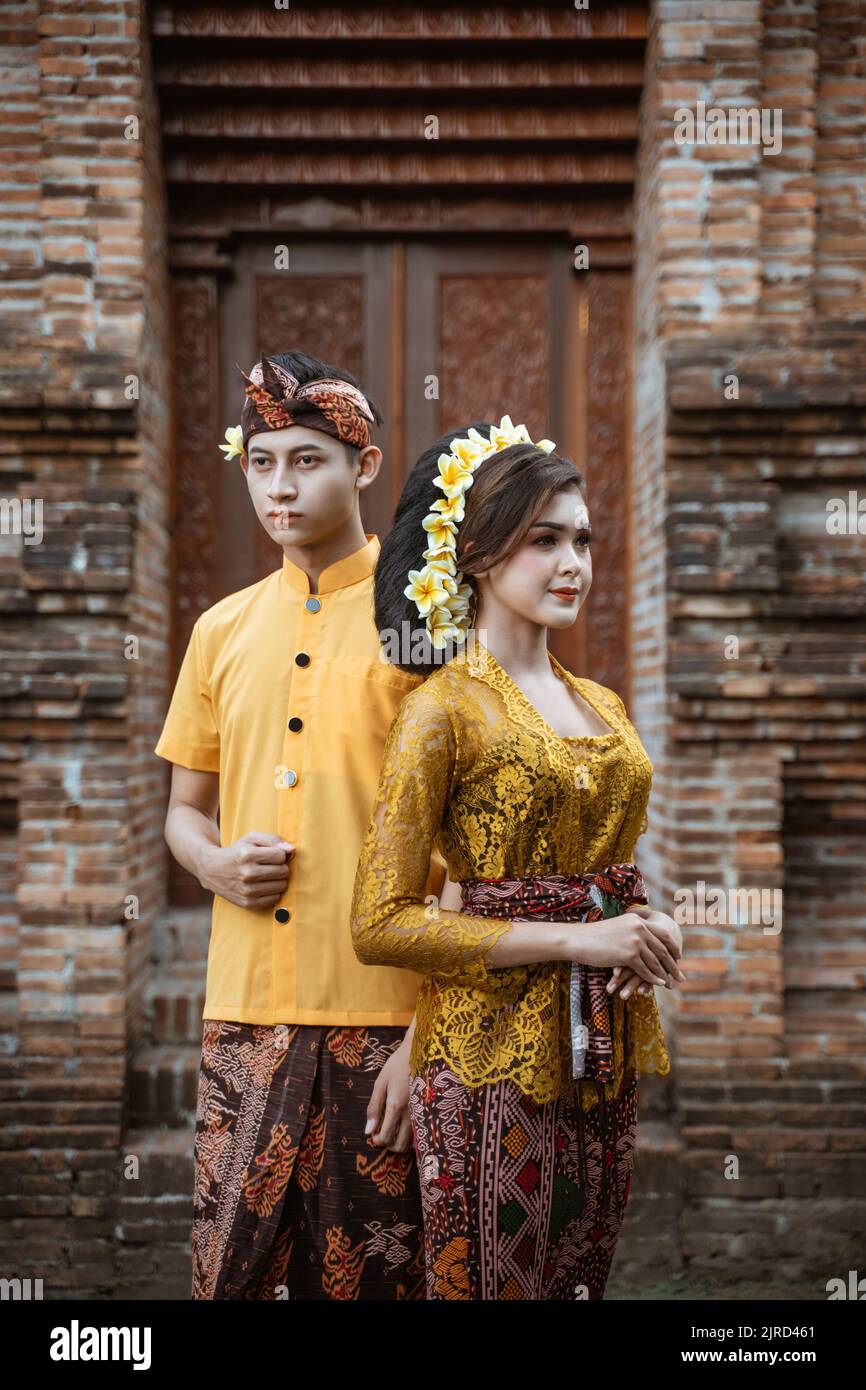 balinese couple portrait wearing kebaya dress standing Stock Photo - Alamy