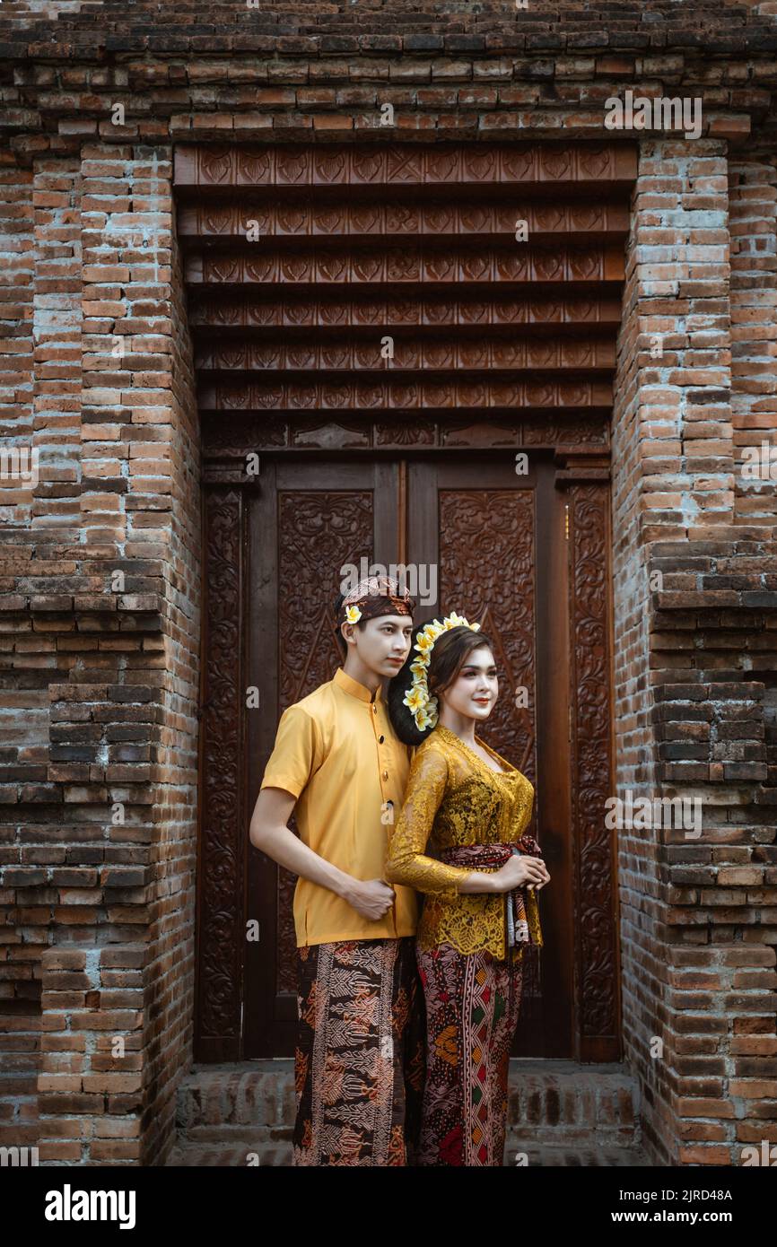 beautiful balinese couple portrait in front of the pura gate Stock ...