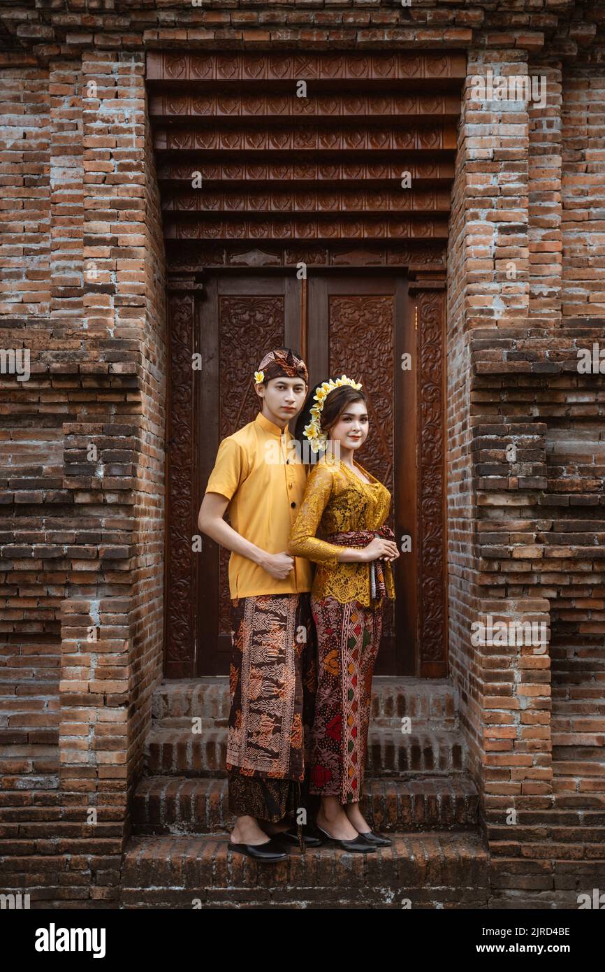 balinese couple portrait wearing kebaya dress standing Stock Photo - Alamy
