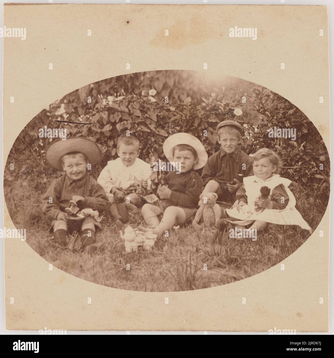 Five unknown children hi-res stock photography and images - Alamy