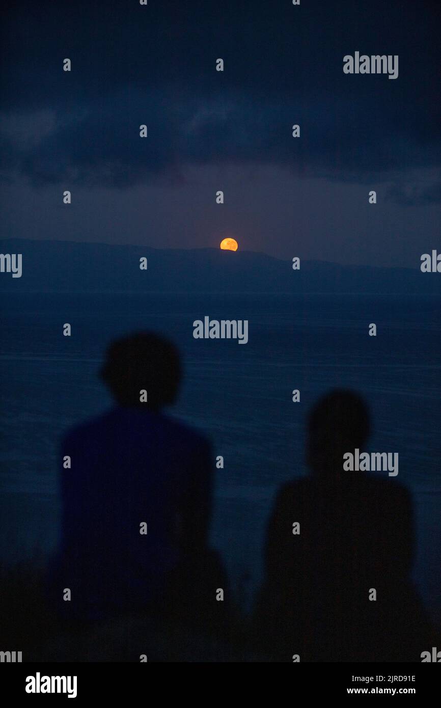 Picture by Tim Cuff 18 January 2022 - Moon set, Glenduan Hills, Nelson ...