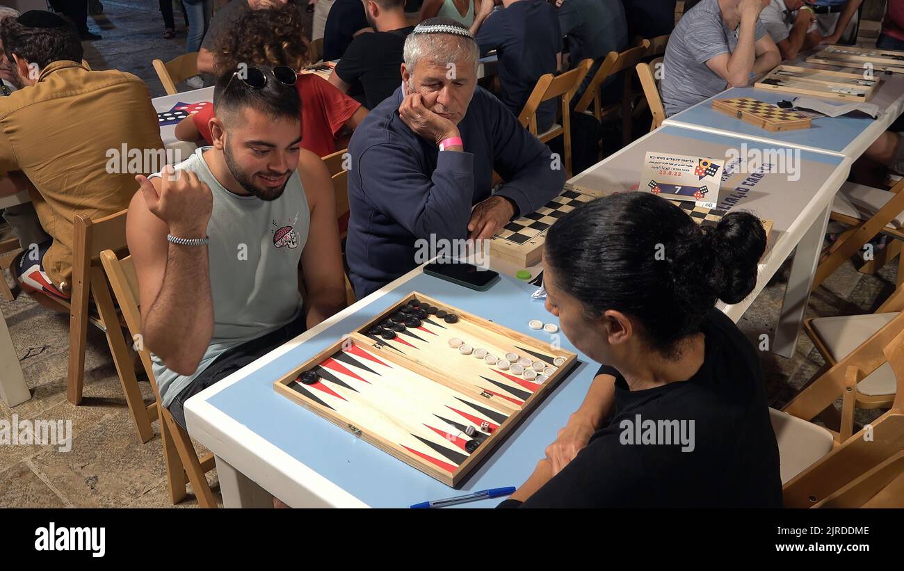 Israelis and Arabs play a Backgammon table game during the Jerusalem ...