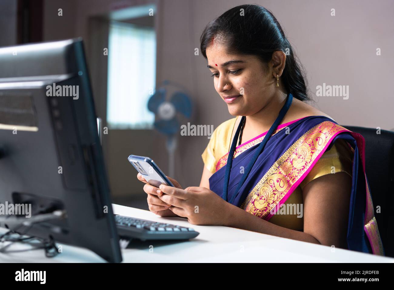 Person infront of bank hi-res stock photography and images - Alamy