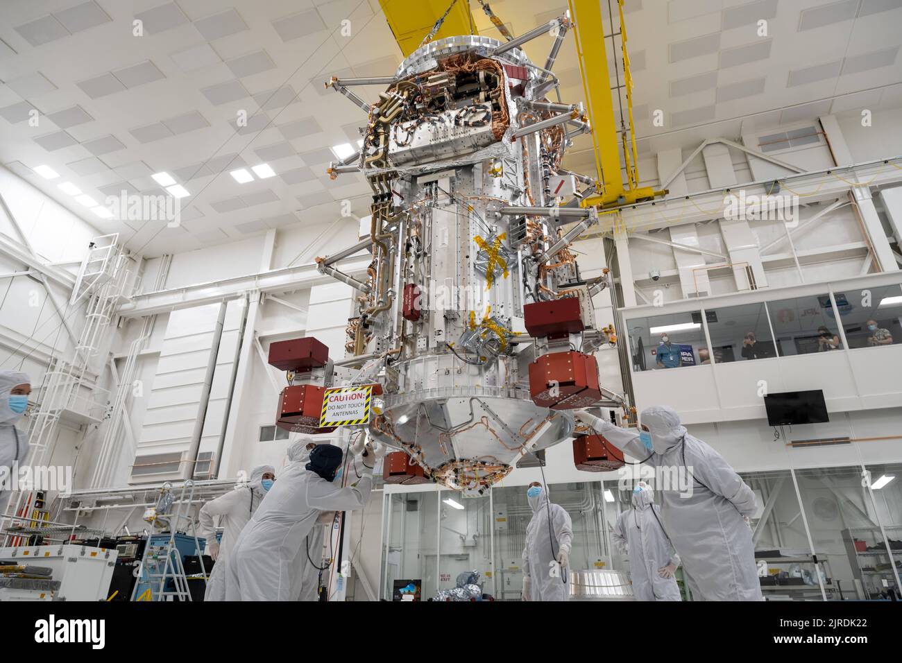 Usa. 9th Aug, 2022. Engineers and technicians lift the tall core of ...
