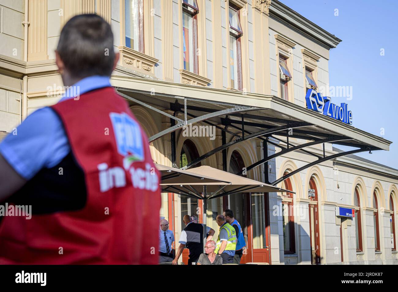 2022-08-24 08:25:20 ZWOLLE - Striking NS employees at Zwolle station ...