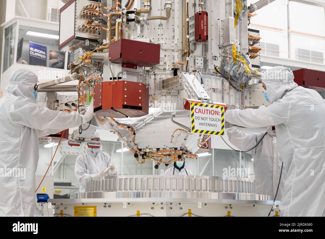 Usa. 9th Aug, 2022. Engineers and technicians carefully lower the tall ...