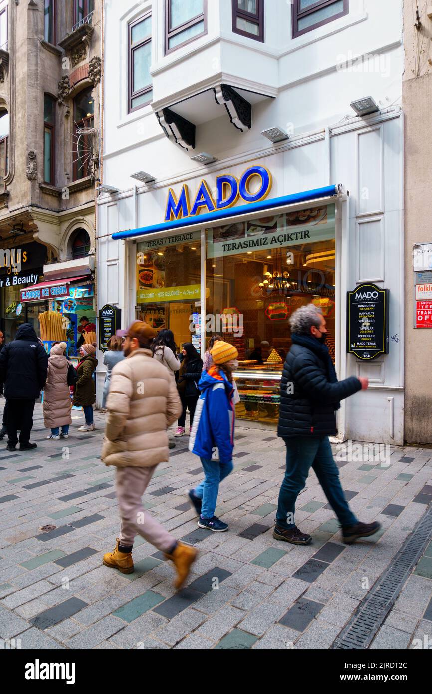 Mado dessert shop hi-res stock photography and images - Alamy