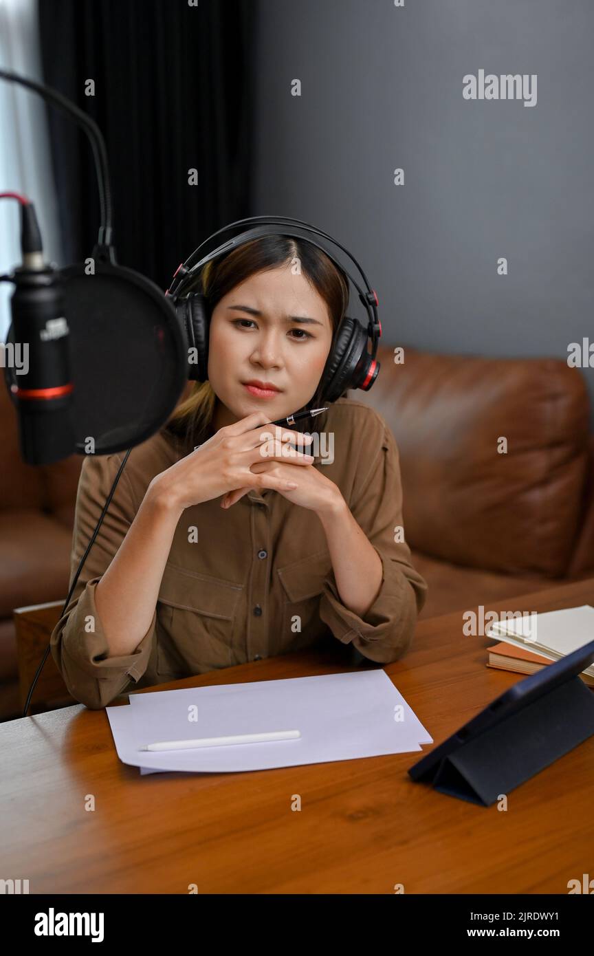 Talk show host with guest hi-res stock photography and images - Alamy