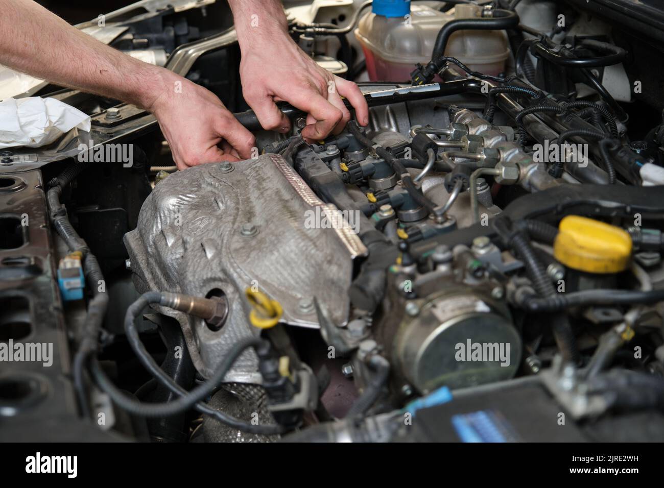 Car mechanic hands replacing a camshaft position sensor Stock Photo - Alamy