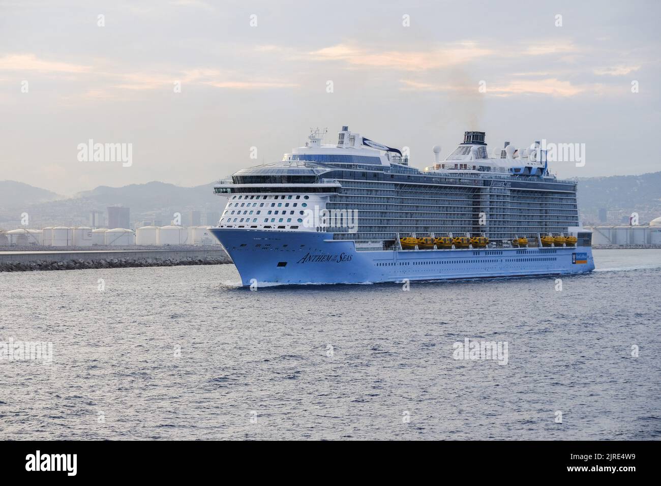 the Royal Caribbean cruise ship Anthem of the Seas leaving the port of ...