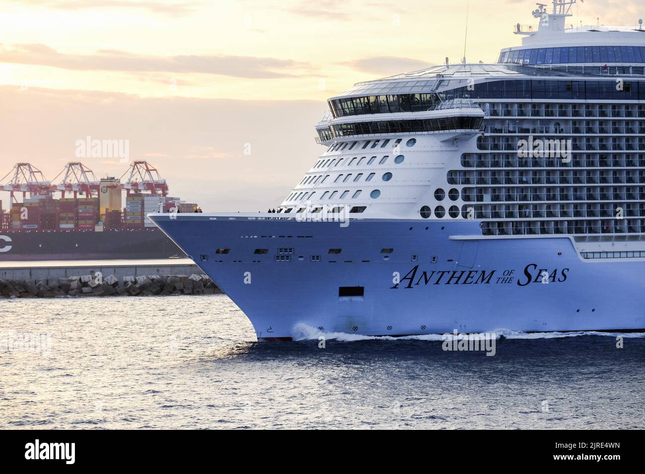 the Royal Caribbean cruise ship Anthem of the Seas leaving the port of ...