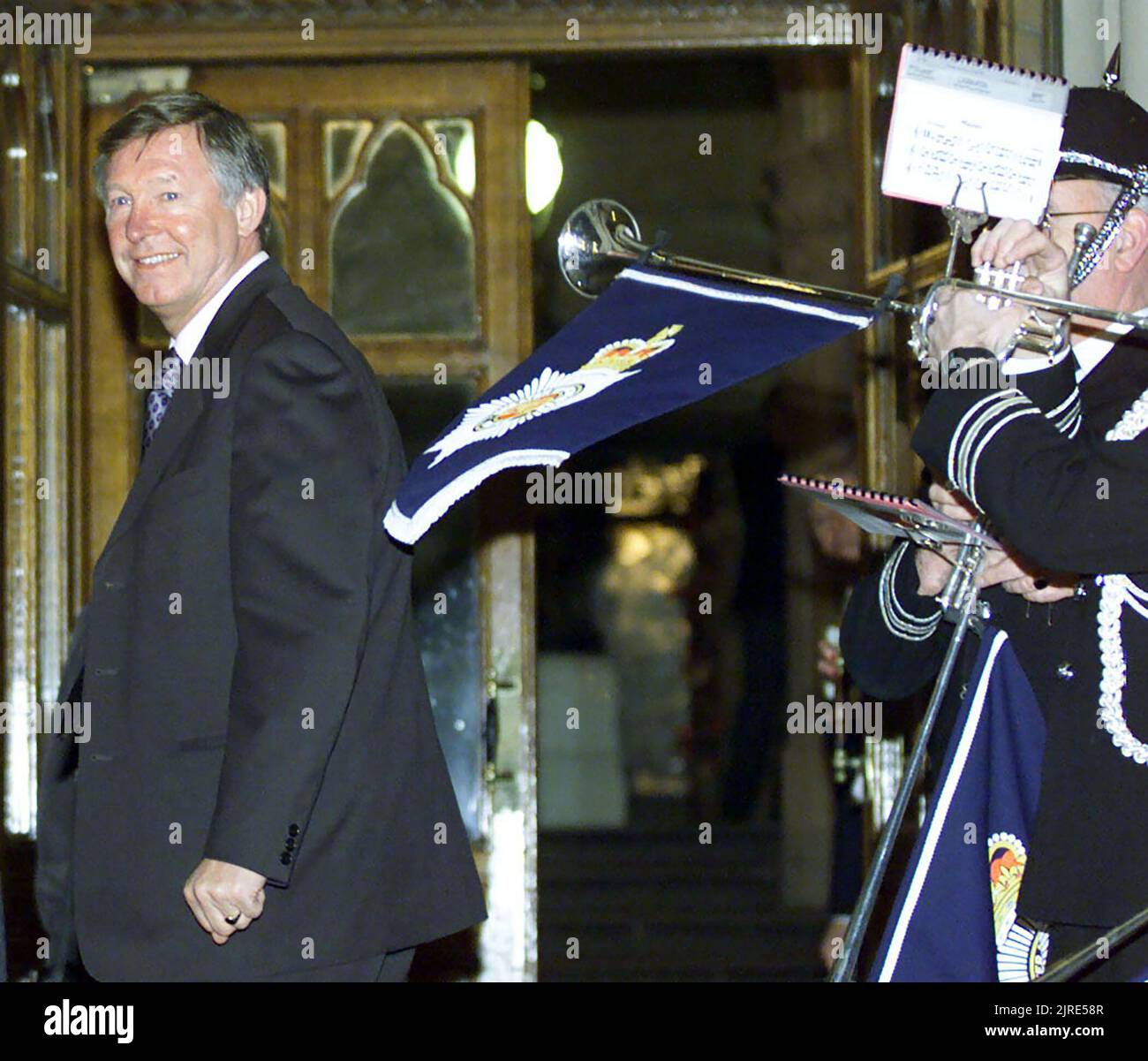 ALEX FERGUSON ARRIVES AT MANCHESTER TOWN HALL TO FANFARE WELCOME ...