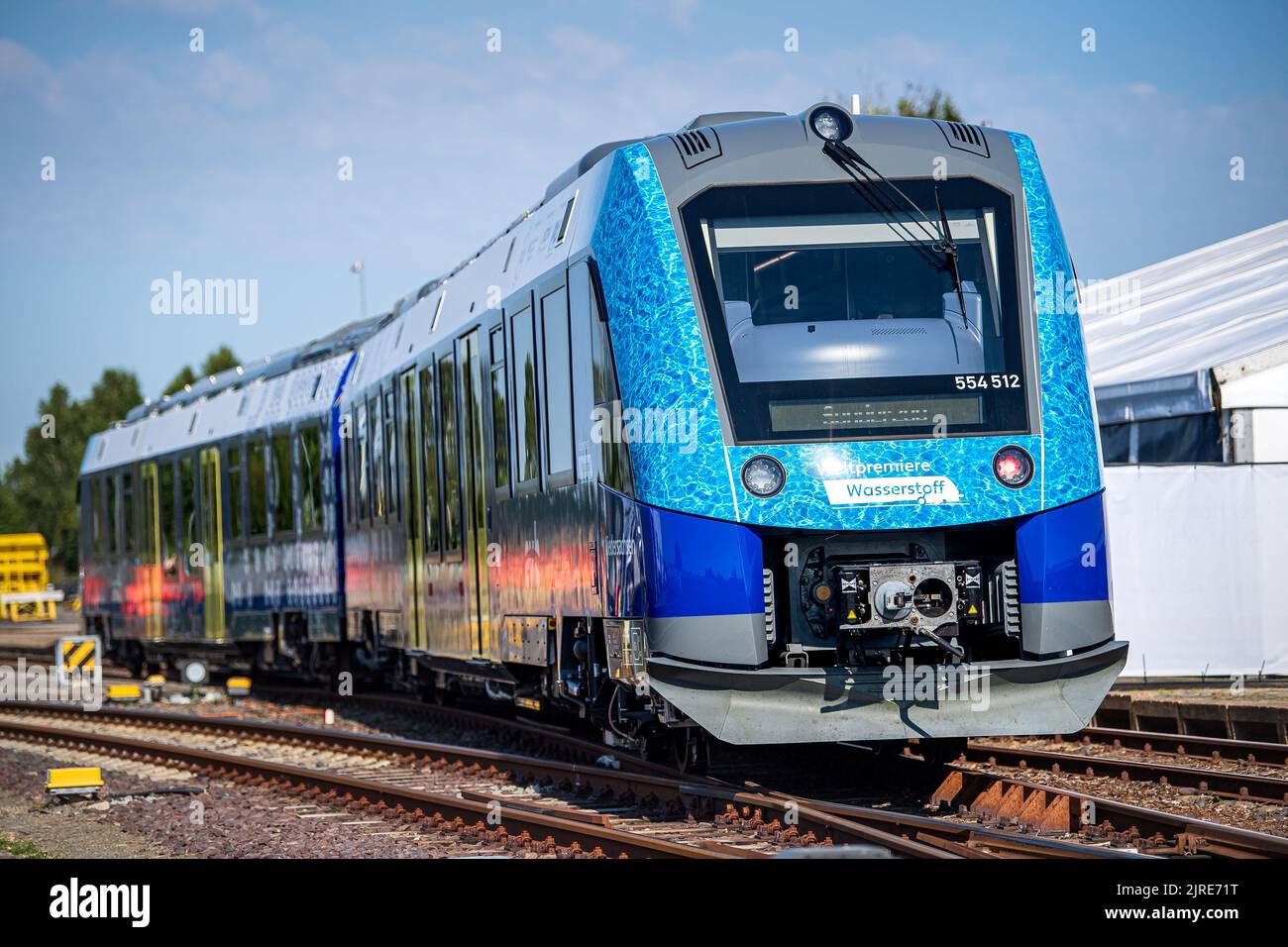 24 August 2022, Lower Saxony, Bremervörde: A hydrogen-powered regional ...