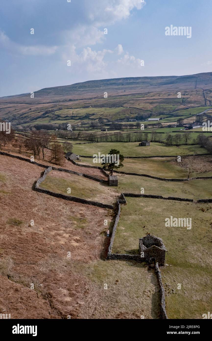 Stone barns and walls in farmland between Angram and Thwaite in ...