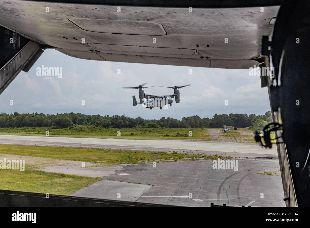 An MV-22B Osprey assigned to Marine Medium Tiltrotor Squadron (VMM) 365 ...