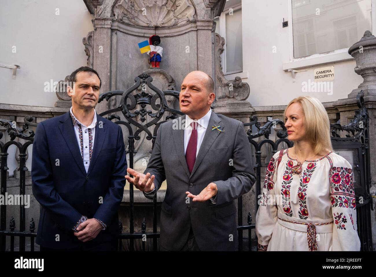 Brussels city mayor Philippe Close (C) poses with the Ukrainian ...
