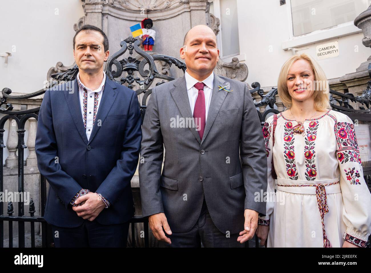Brussels city mayor Philippe Close (C) poses with the Ukrainian ...