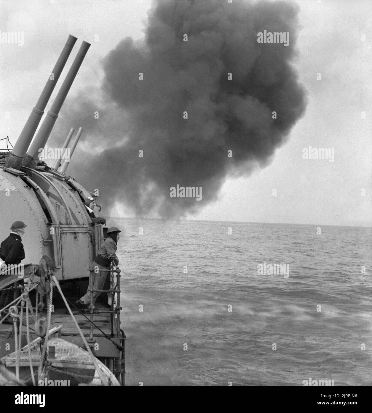 The Royal Navy during the Second World War Hands stand by their twin 4 ...