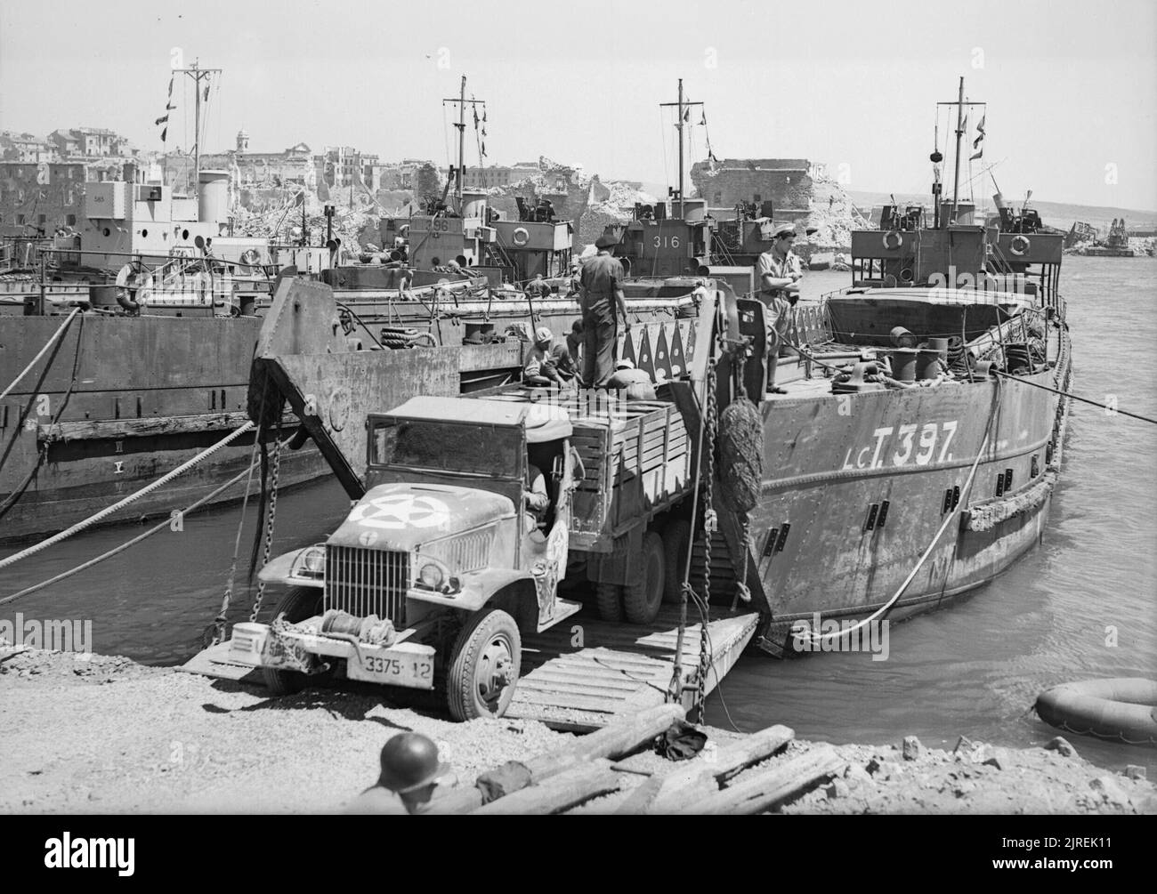 The Royal Navy during the Second World War LCT arriving and discharging ...