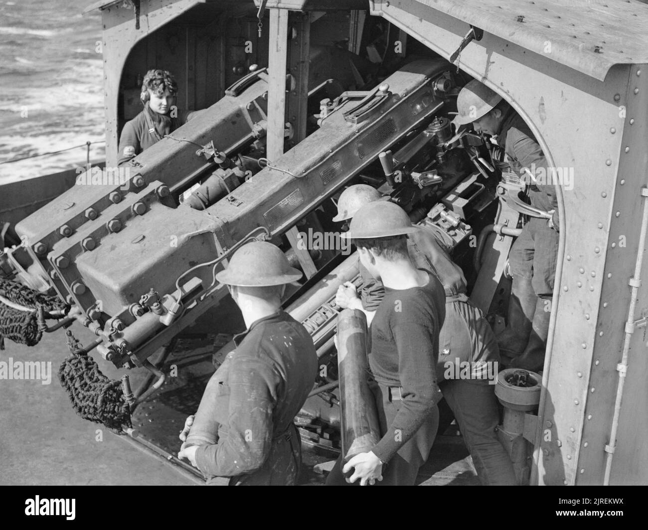 The Royal Navy during the Second World War Crew of a 4.7 inch High ...