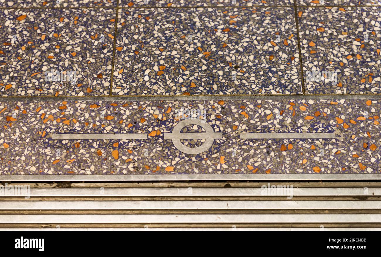 Mind the Gap, North Greenwich Underground Station, London Stock Photo ...