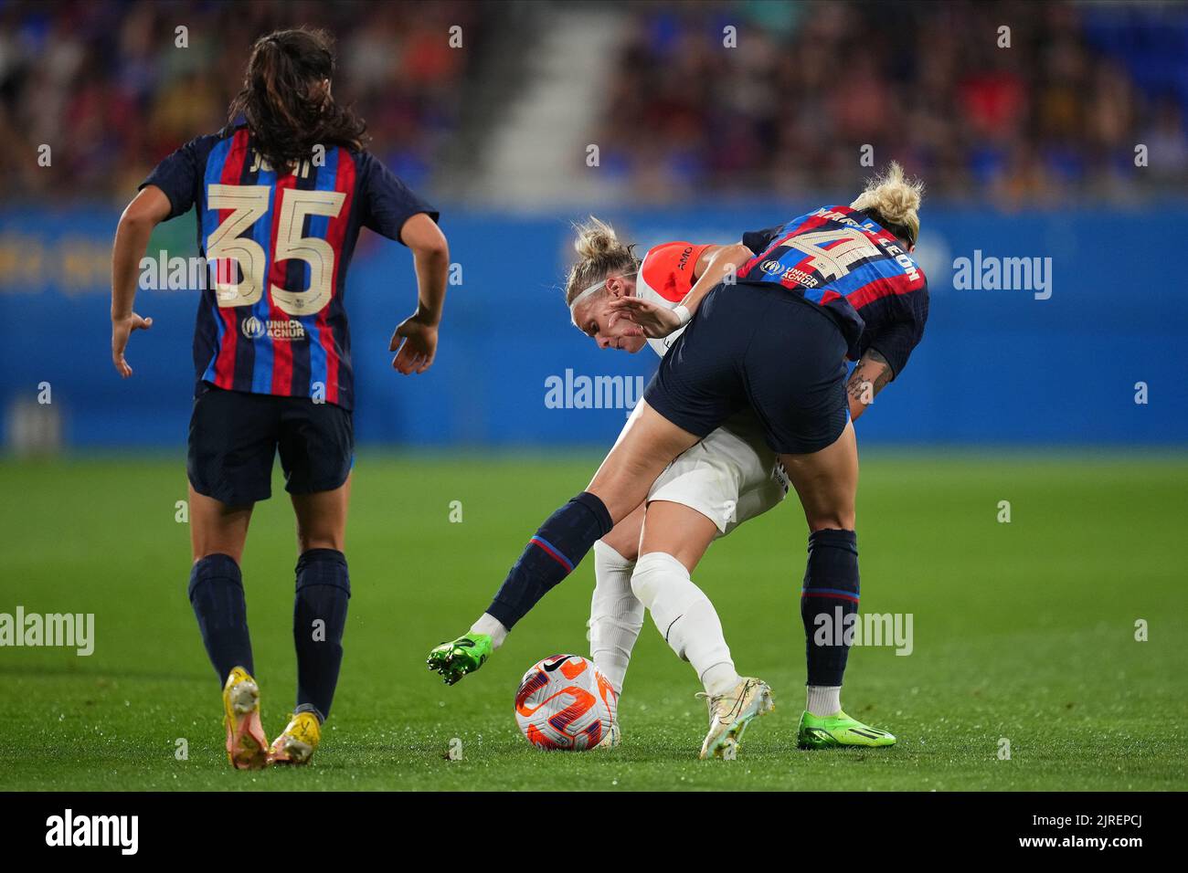 Mapi Leon of FC Barcelona and Faustina Robert of Montepellier Herautl ...