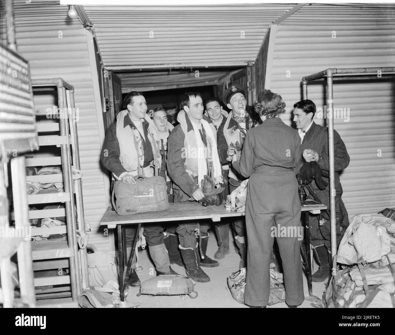 Parachutes ww2 Black and White Stock Photos & Images - Alamy