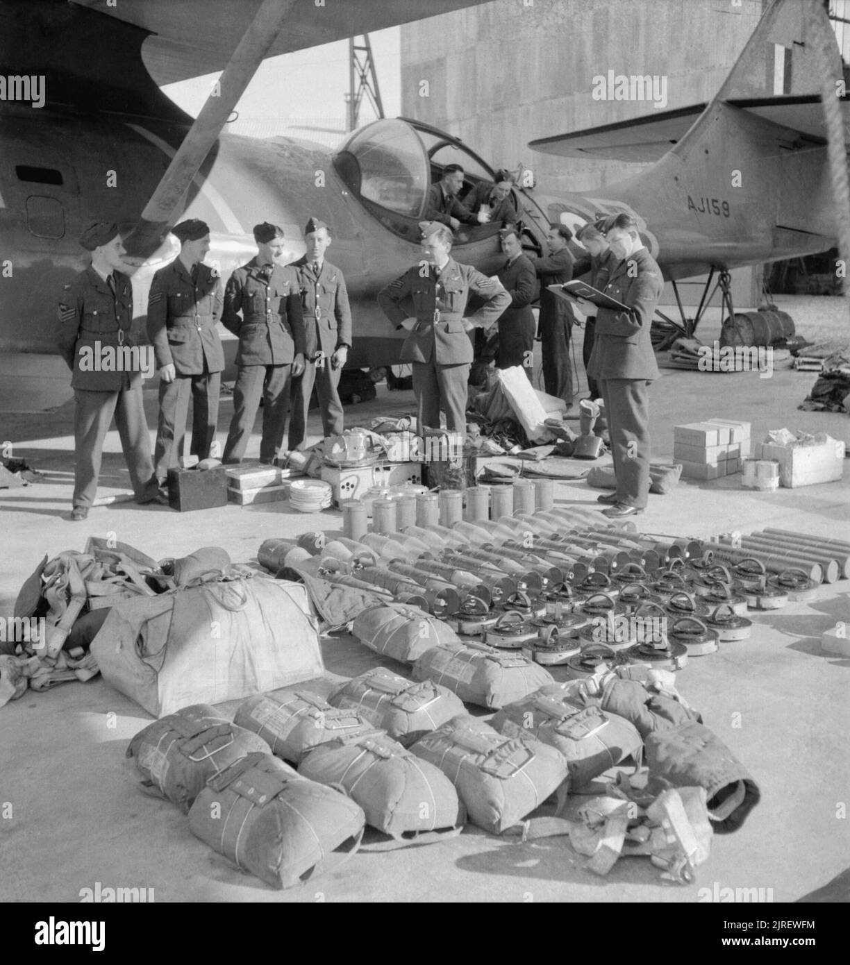 Royal Air Force Coastal Command, 1939-1945. Air and ground crew of No ...