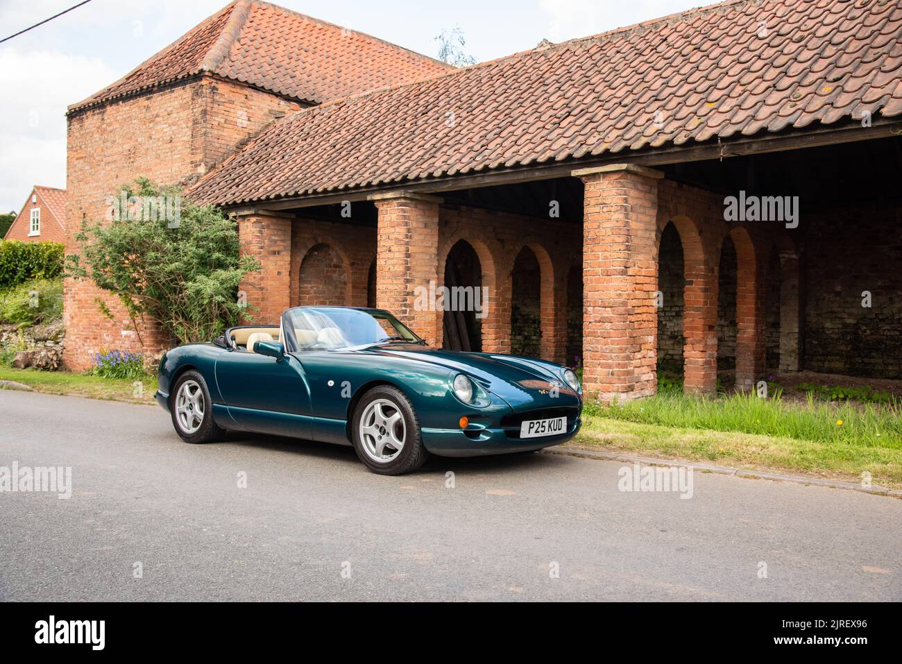 Red brick farm house hi-res stock photography and images - Alamy